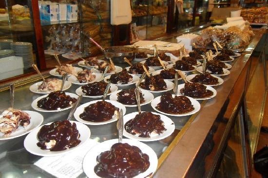 inci pastanesinde profiterol yemek - uludağ sözlük